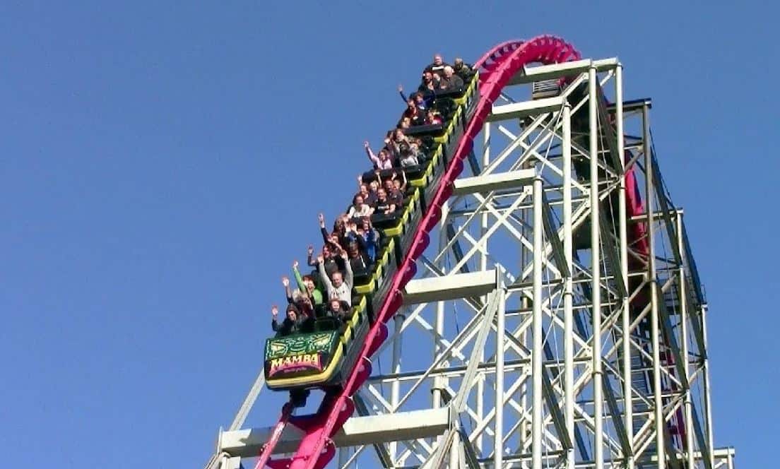 Couple Helps Secure Girl On Roller Coaster After Her Seat Belt Fails ...