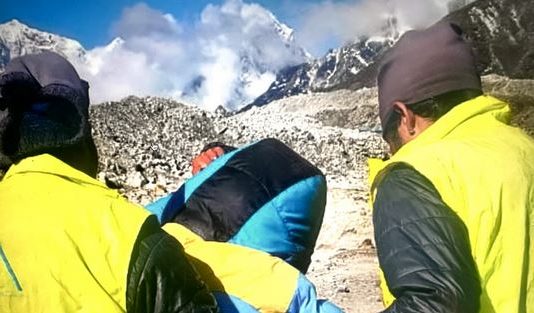 Everest Guide Survived For Six Days By Eating Chocolate and Ice ...